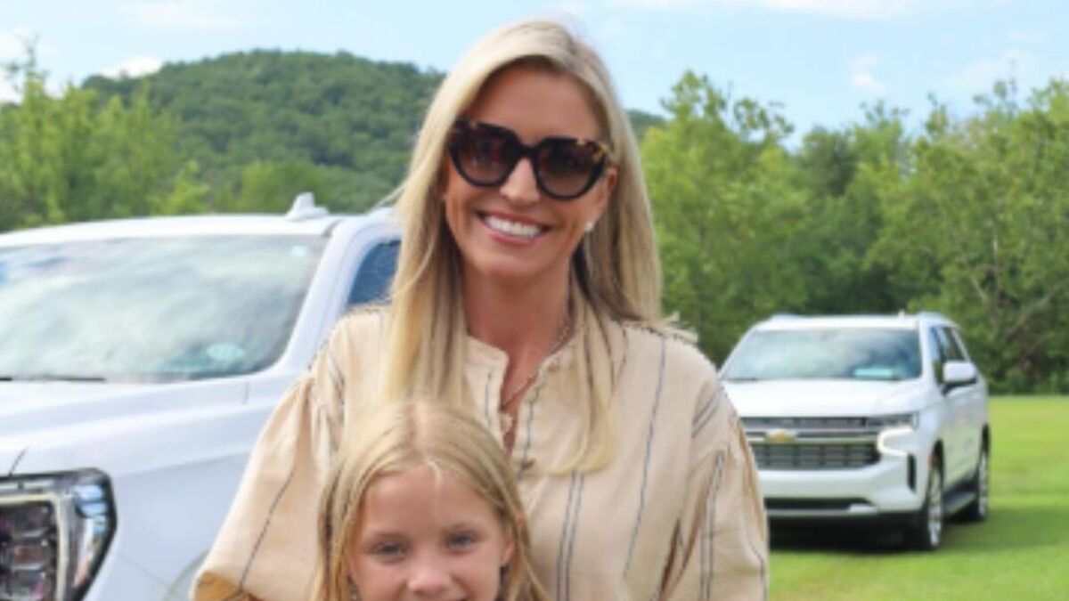 Ainsley Earhardt fought back tears while revealing that she and Sean ...