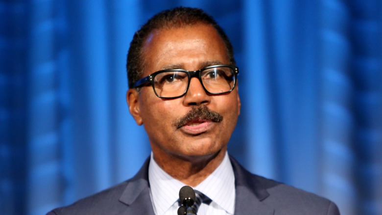 Bill Whitaker has officially announced his departure from CBS ...