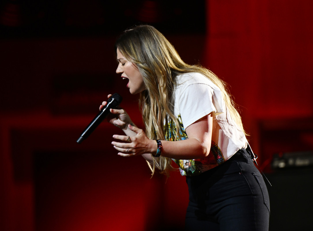 VIDEO: Kelly Clarkson abruptly halted her concert, yelling “WTF” mid ...