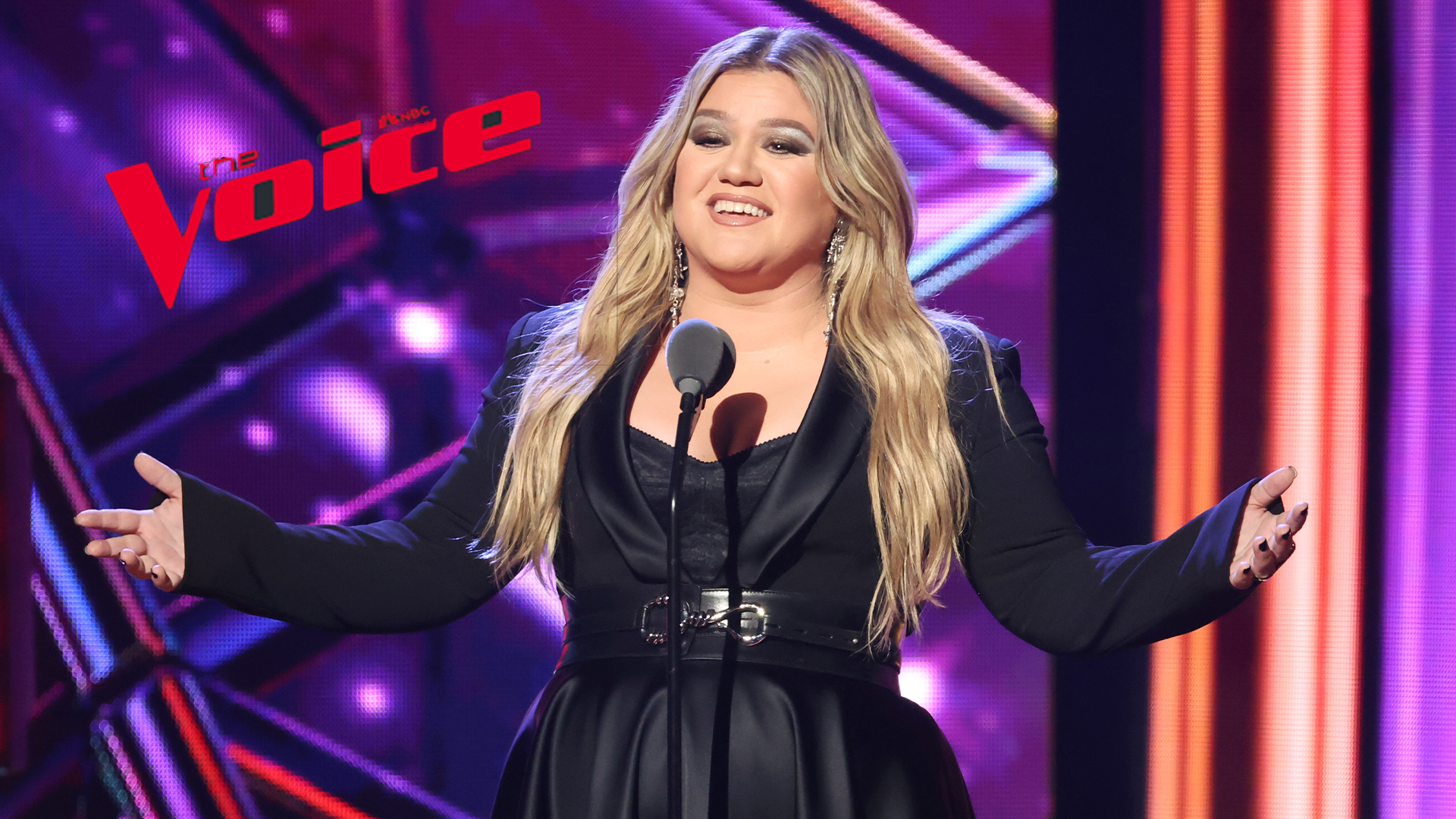 Kelly Clarkson wiped away tears as she returned to *The Voice* after a ...