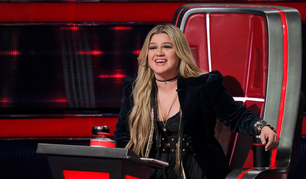 OFFICIAL! Kelly Clarkson’s replacement on *The Voice* Season 28 has ...